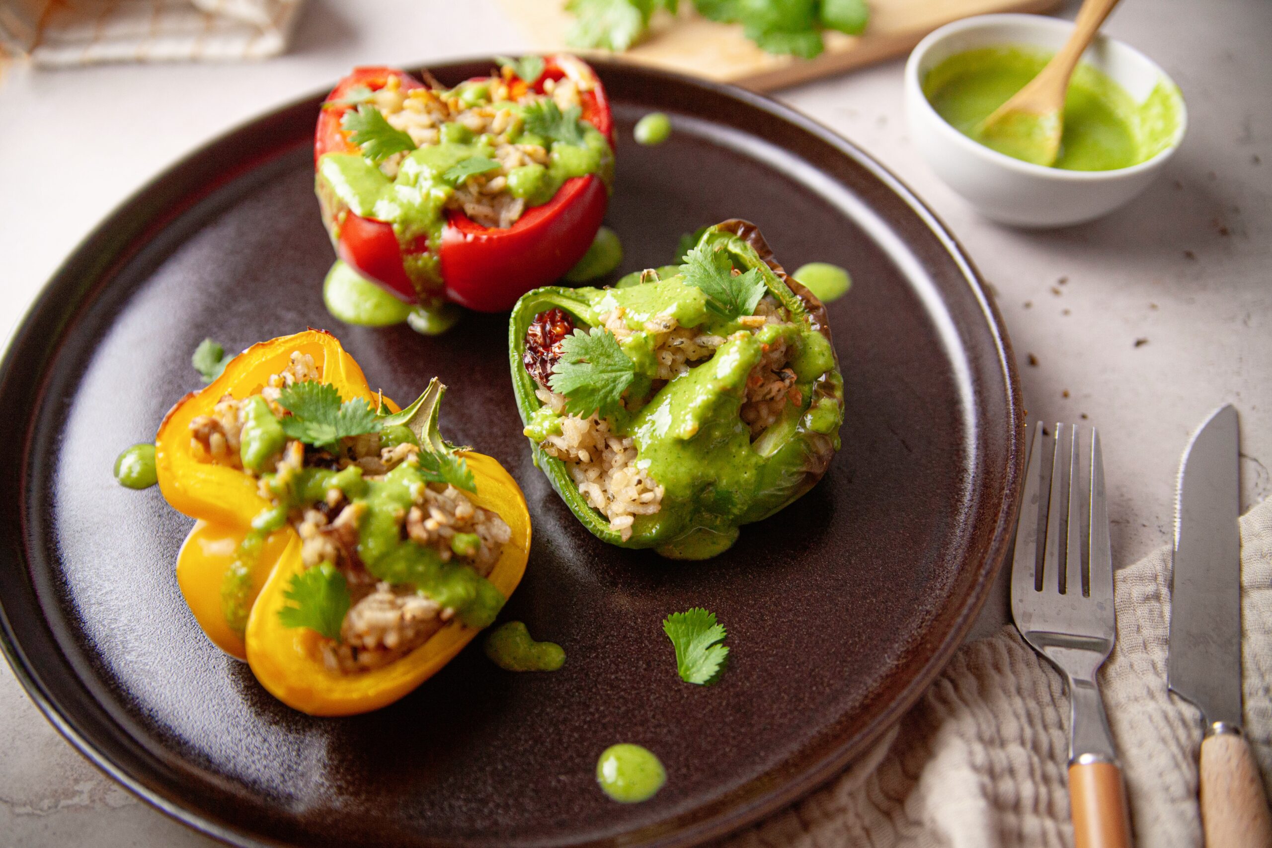 Pimientos asados rellenos de Risotto Toscana con salsa de piparras ...