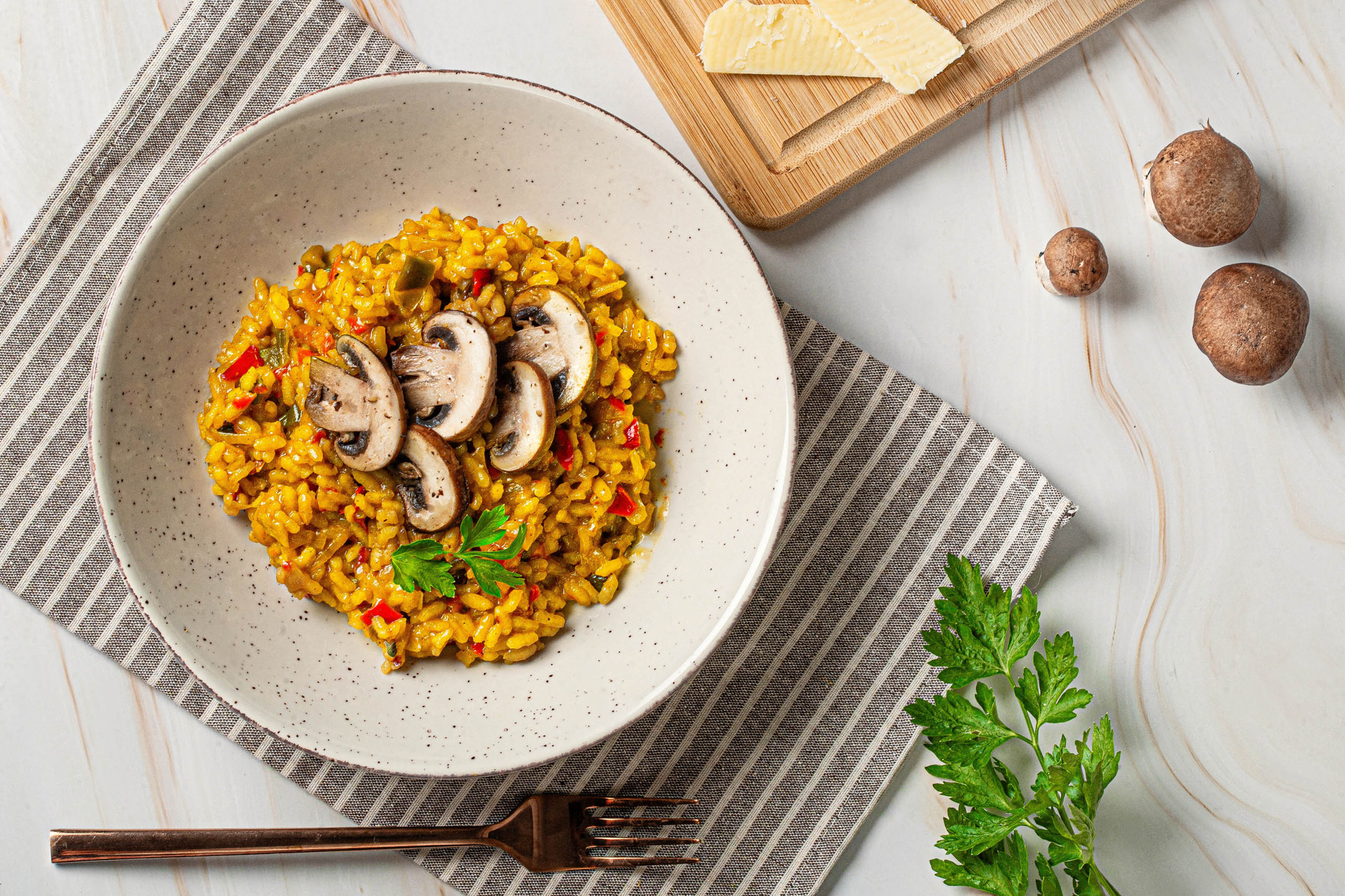 Risotto al curry con champiñones portobello y queso cheddar - Trevijano